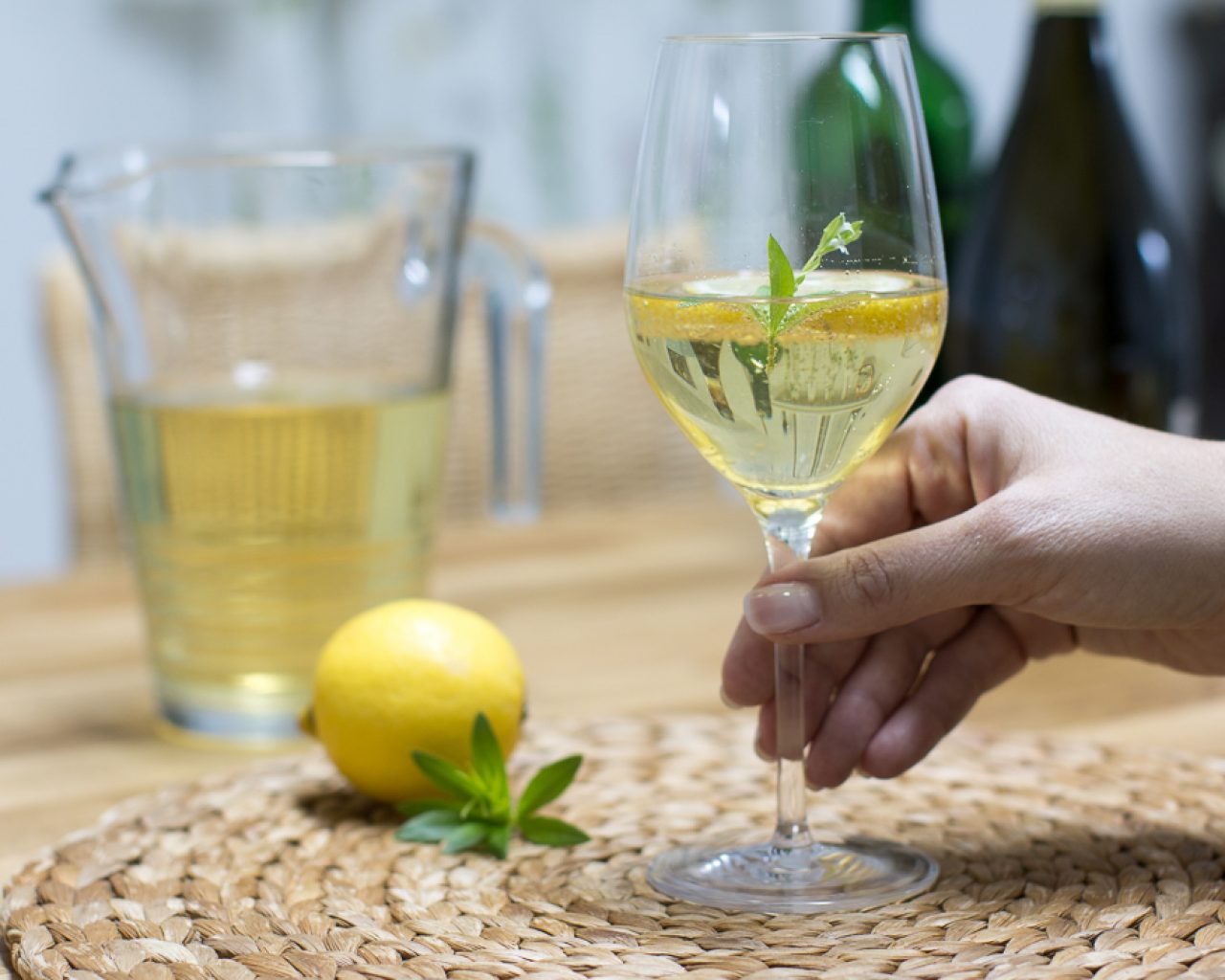Traditionelle Maibowle mit Waldmeister | SalzburgerLand Magazin